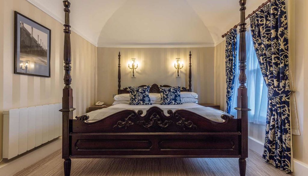 Best Fabulous Canopy Four Poster Bed Design Ideas - Live Enhanced