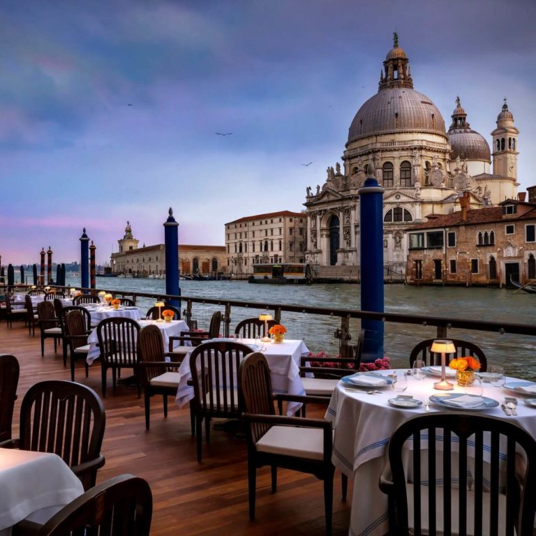 Best Spectacular Waterfront Restaurants Around the World