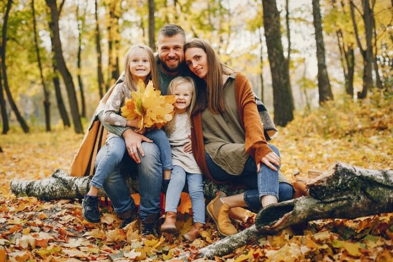 18 Outdoor Fall Family Picture Outfit Ideas + Pose Tips